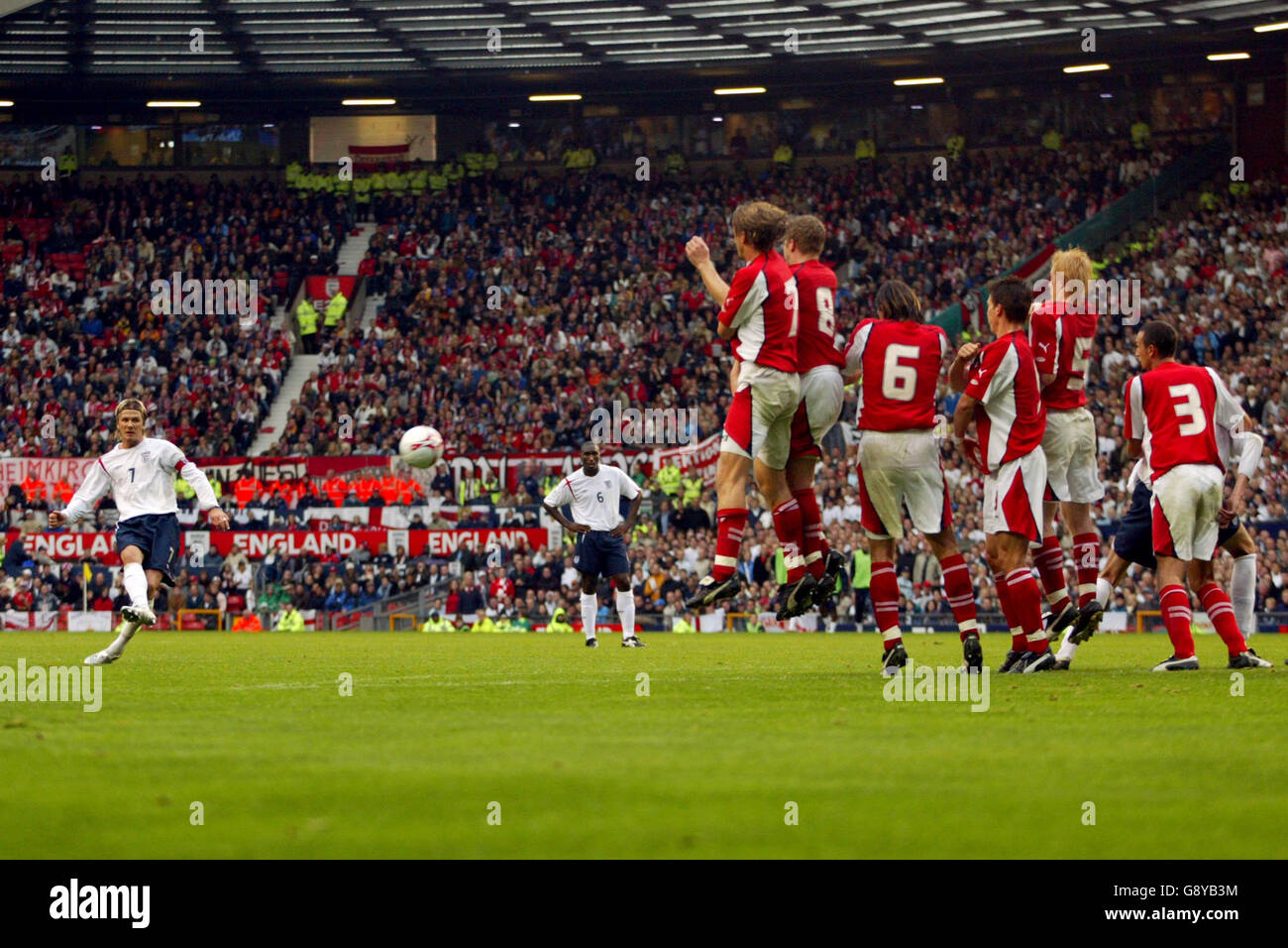 David beckham free kick england hi-res stock photography and images - Alamy