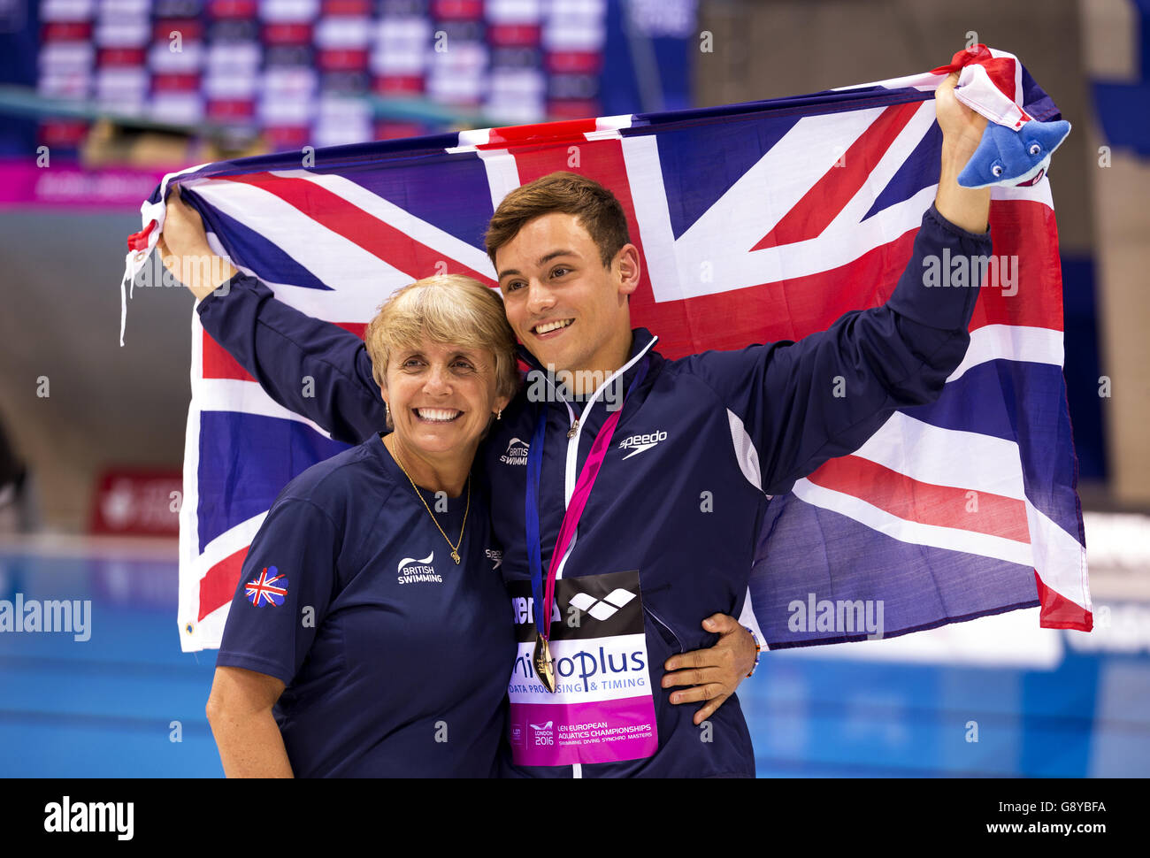 Great Britain's Tom Daley celebrates with his coach Jane Figueiredo ...