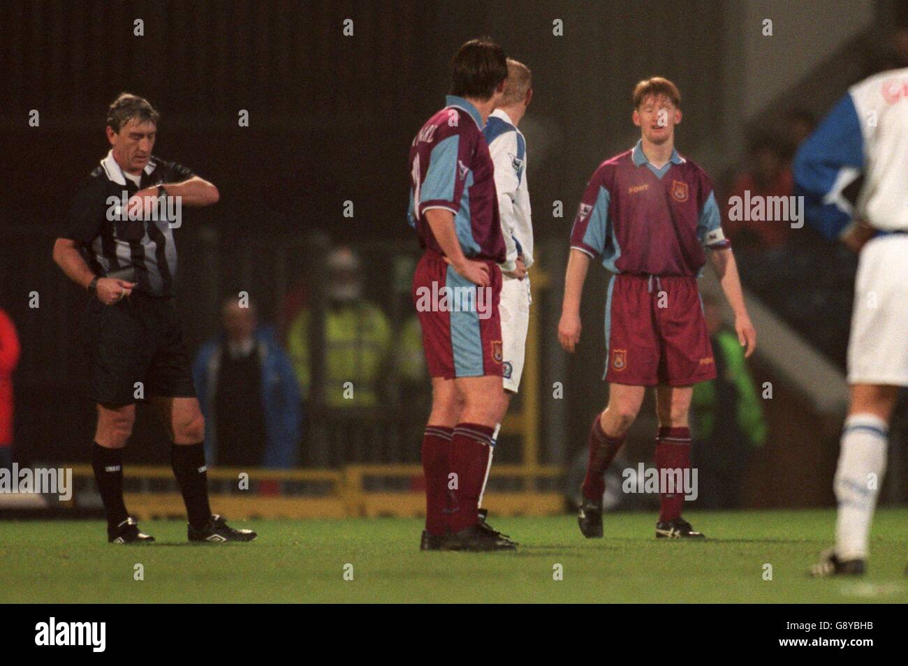 Gerald ashby premier league referee hi-res stock photography and images ...
