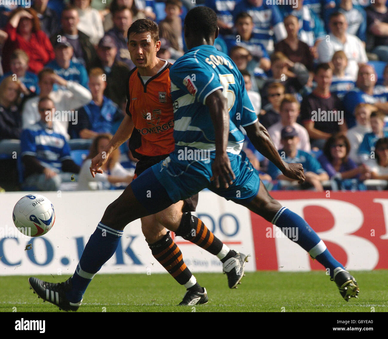Reading's Ibrahima Sonko and Ipswich Town's Nicky Forster Stock Photo ...