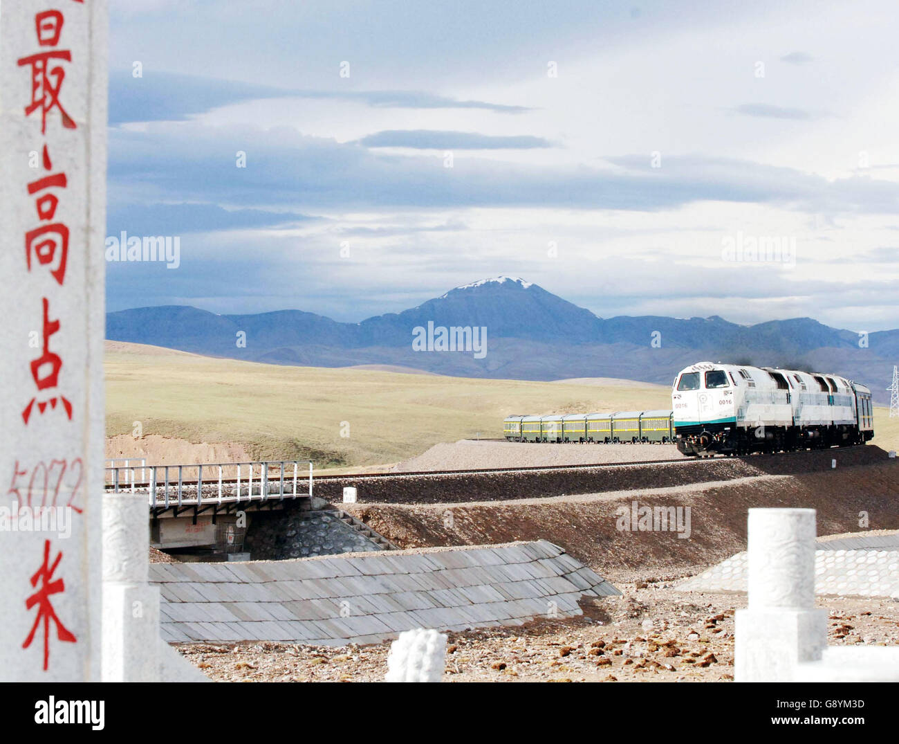 Tanggula train hi-res stock photography and images - Alamy