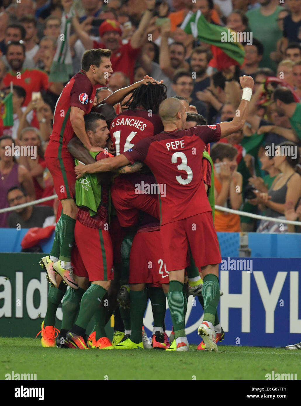 Marseille players celebrate hi-res stock photography and images - Alamy