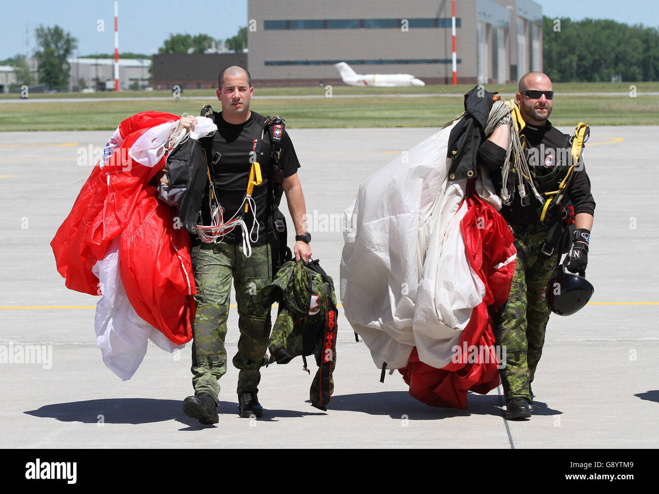 Members canadian skyhawks parachute team hi-res stock photography and ...