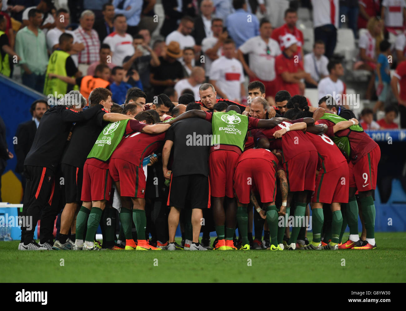 The france team huddle up hi-res stock photography and images - Alamy
