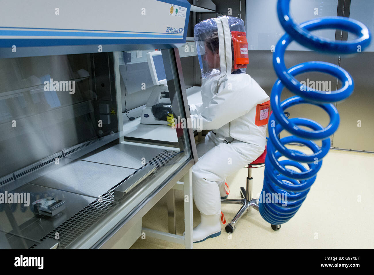 Berlin, Germany. 2nd Feb, 2016. ARCHIVE - An employee in as protective ...