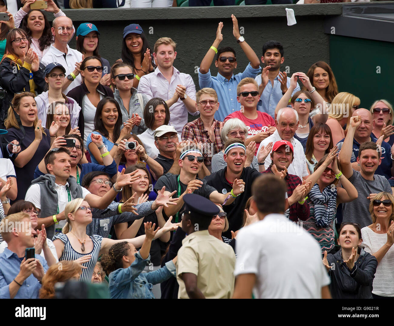 Wimbledon crowd hi-res stock photography and images - Alamy
