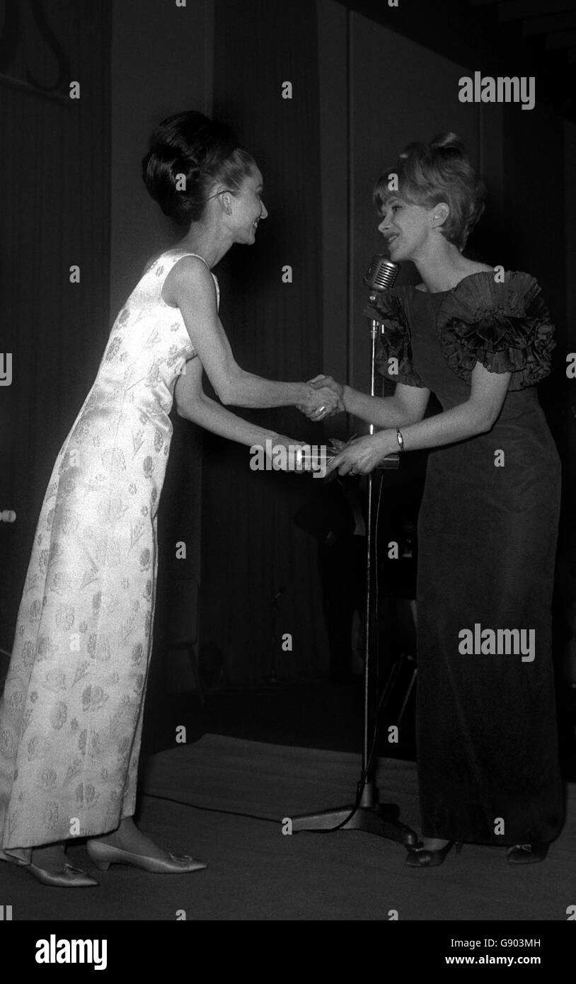 Wendy craig audrey hepburn hi-res stock photography and images - Alamy