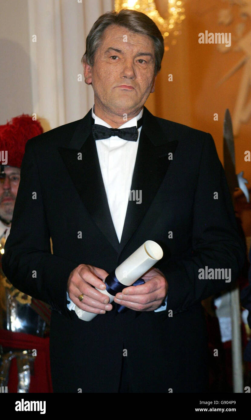 Ukranian President Victor Yushchenko holds the Chatham House award at ...