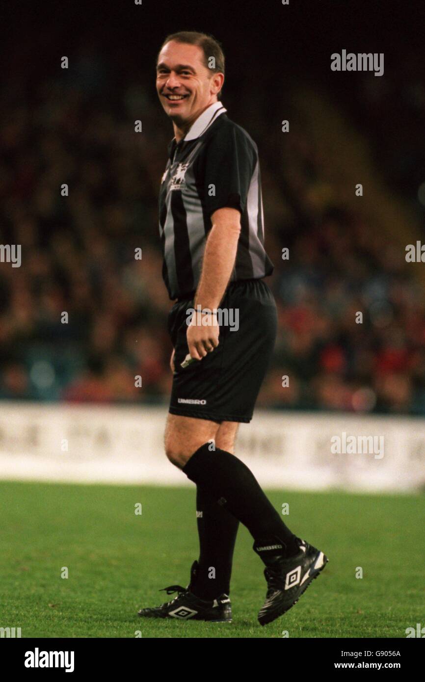 Mike reed premier league referee hi-res stock photography and images ...