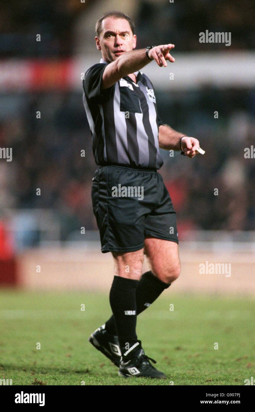 Mike reed premier league referee hi-res stock photography and images ...
