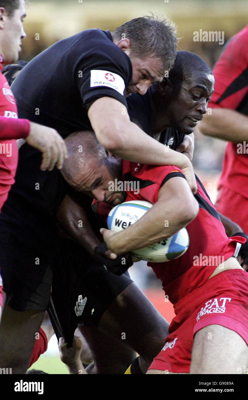 London Wasps' Paul Sackey (L) and John Hart (top) battle with Toulouse ...