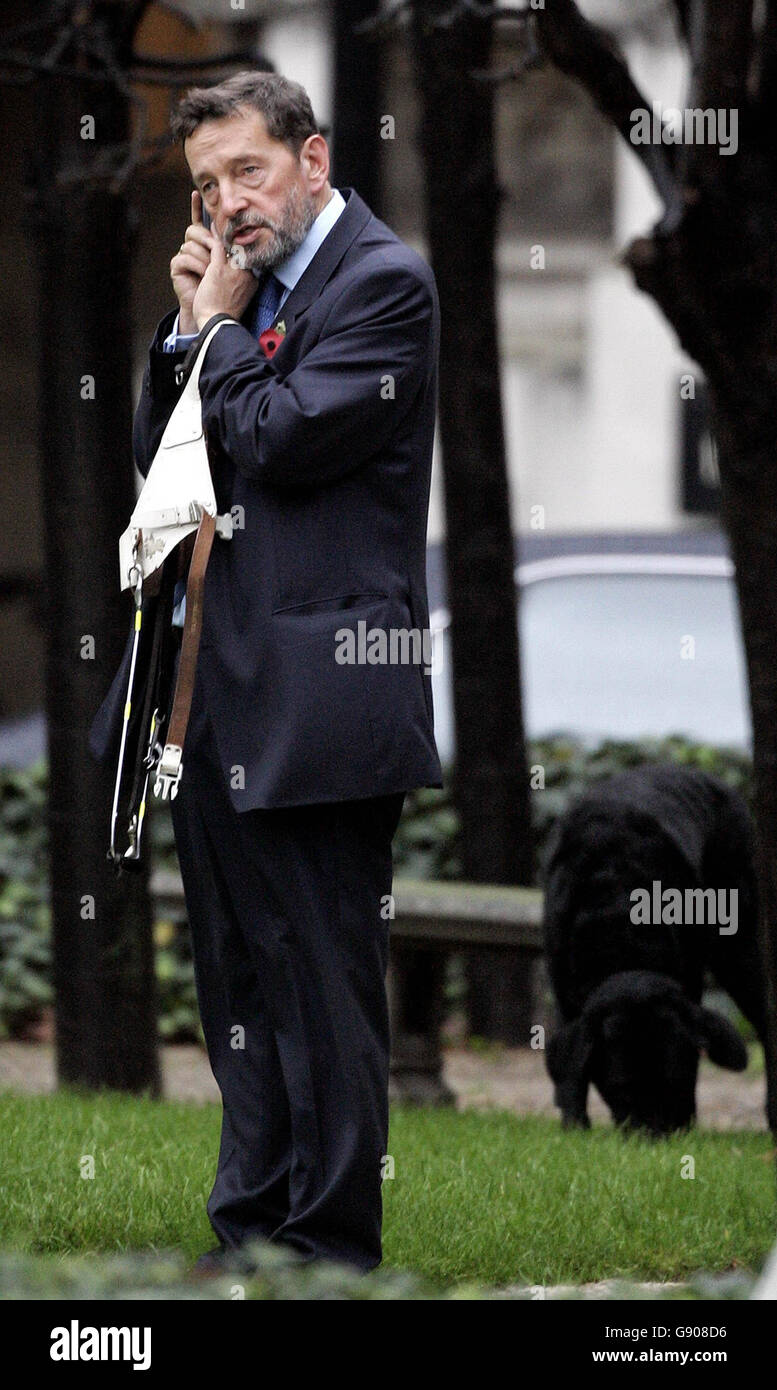David blunkett speaks on mobile phone new palace yard hi-res stock ...