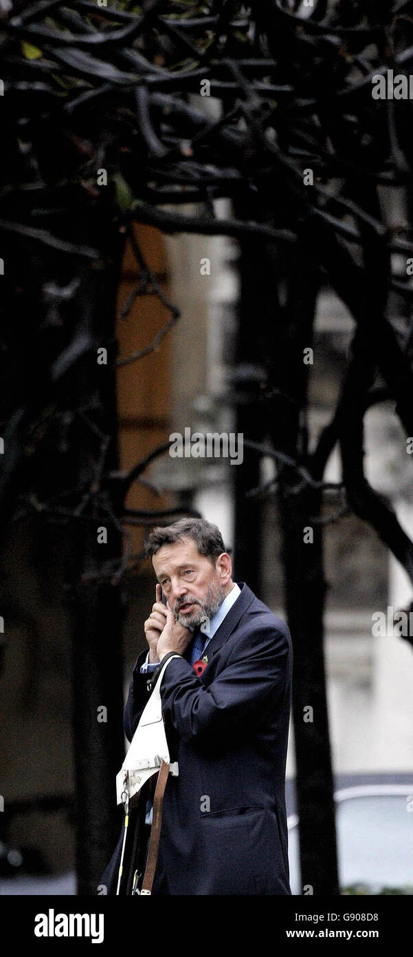 David blunkett speaks on mobile phone new palace yard hi-res stock ...