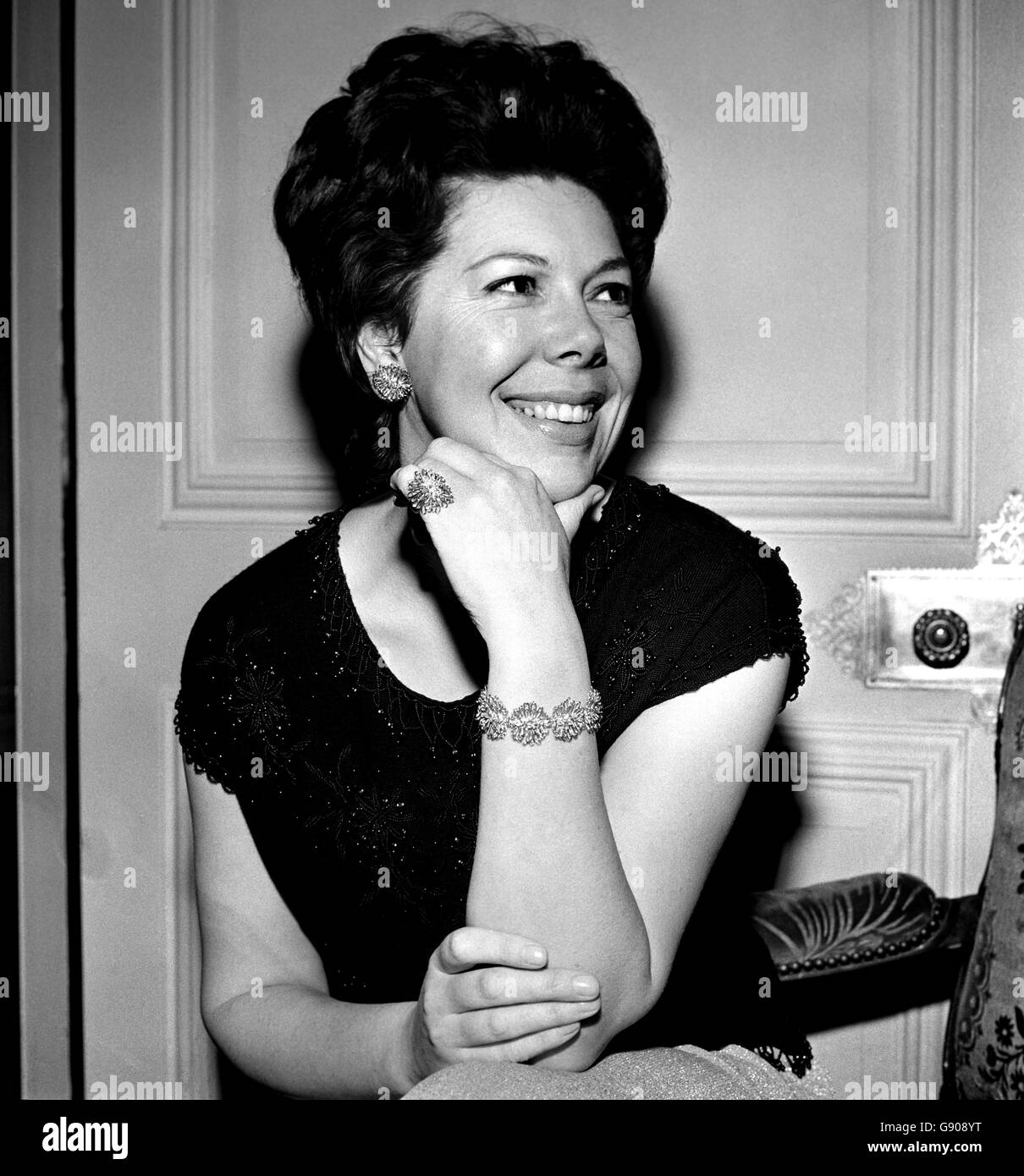 Sitting seated posing celebrity music hi-res stock photography and ...