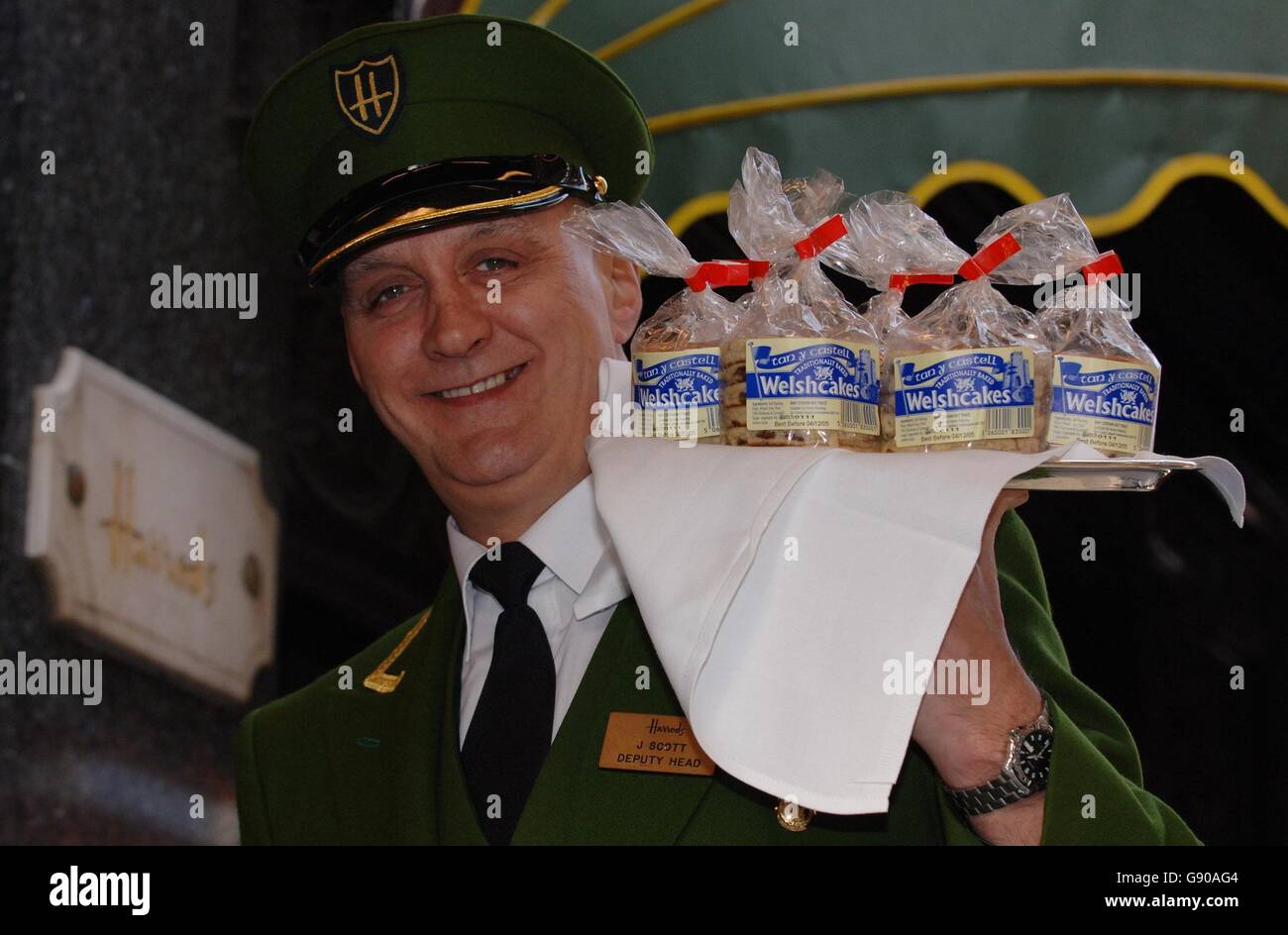 Harrods harrods doorman doorman hi-res stock photography and images - Alamy