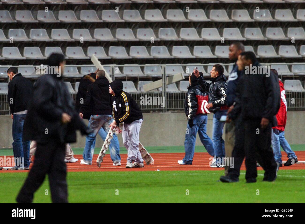 Football pitch invasion hi-res stock photography and images - Alamy