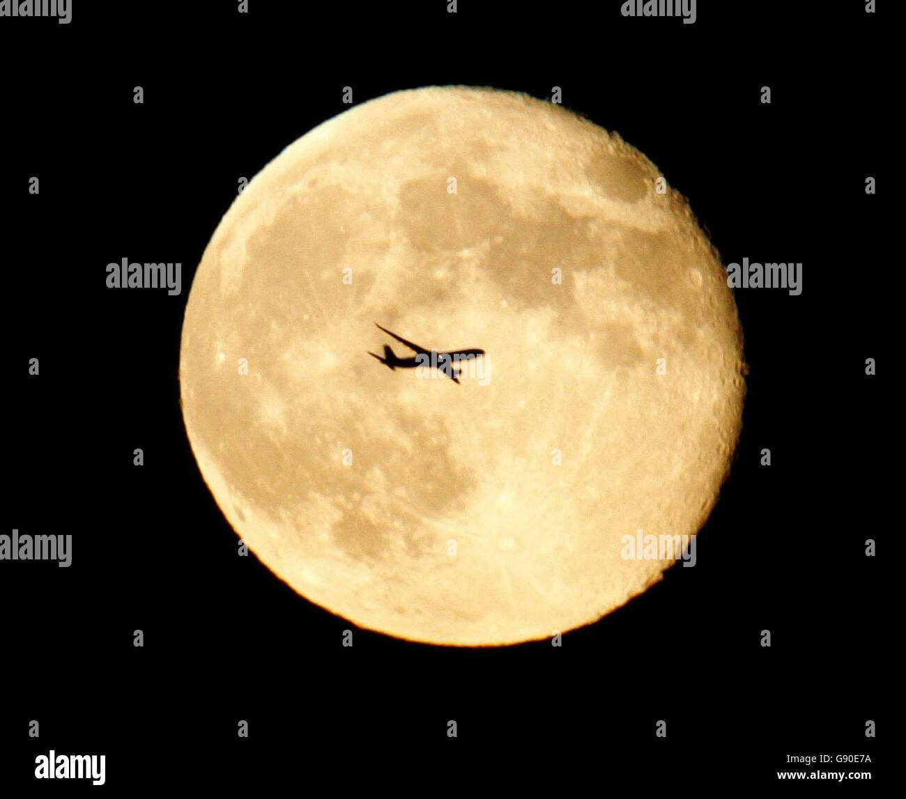 Passenger jet in front of full moon near heathrow airport hi-res stock ...