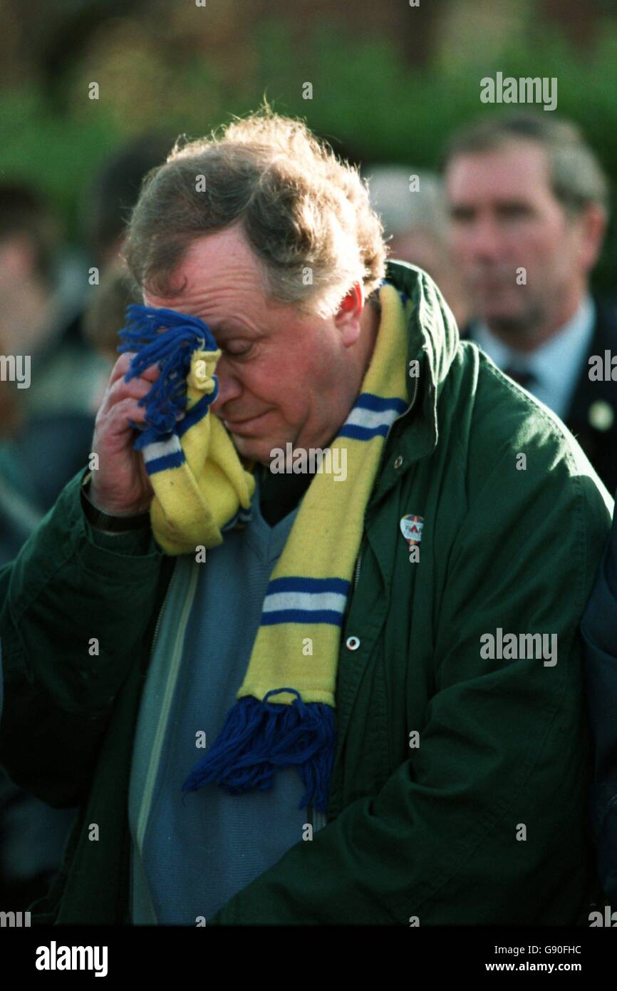 One half right left scarf crying football utd footballfans01 hi-res ...