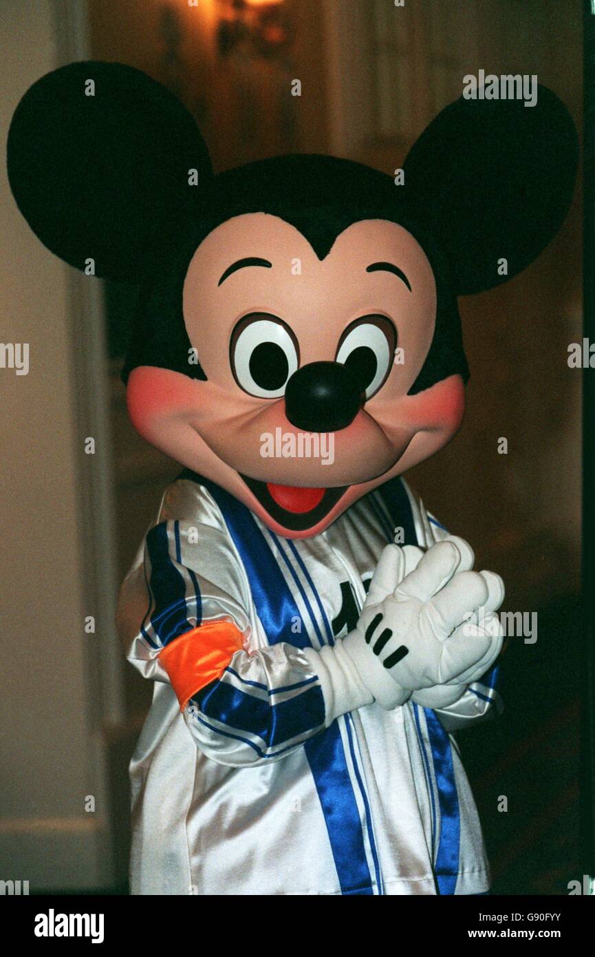 Mickey mouse dressed as a soccer player hi-res stock photography and ...