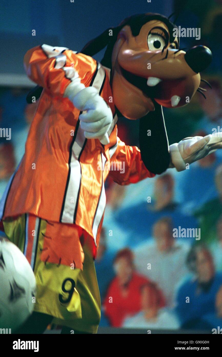 Goofy playing football hi-res stock photography and images - Alamy