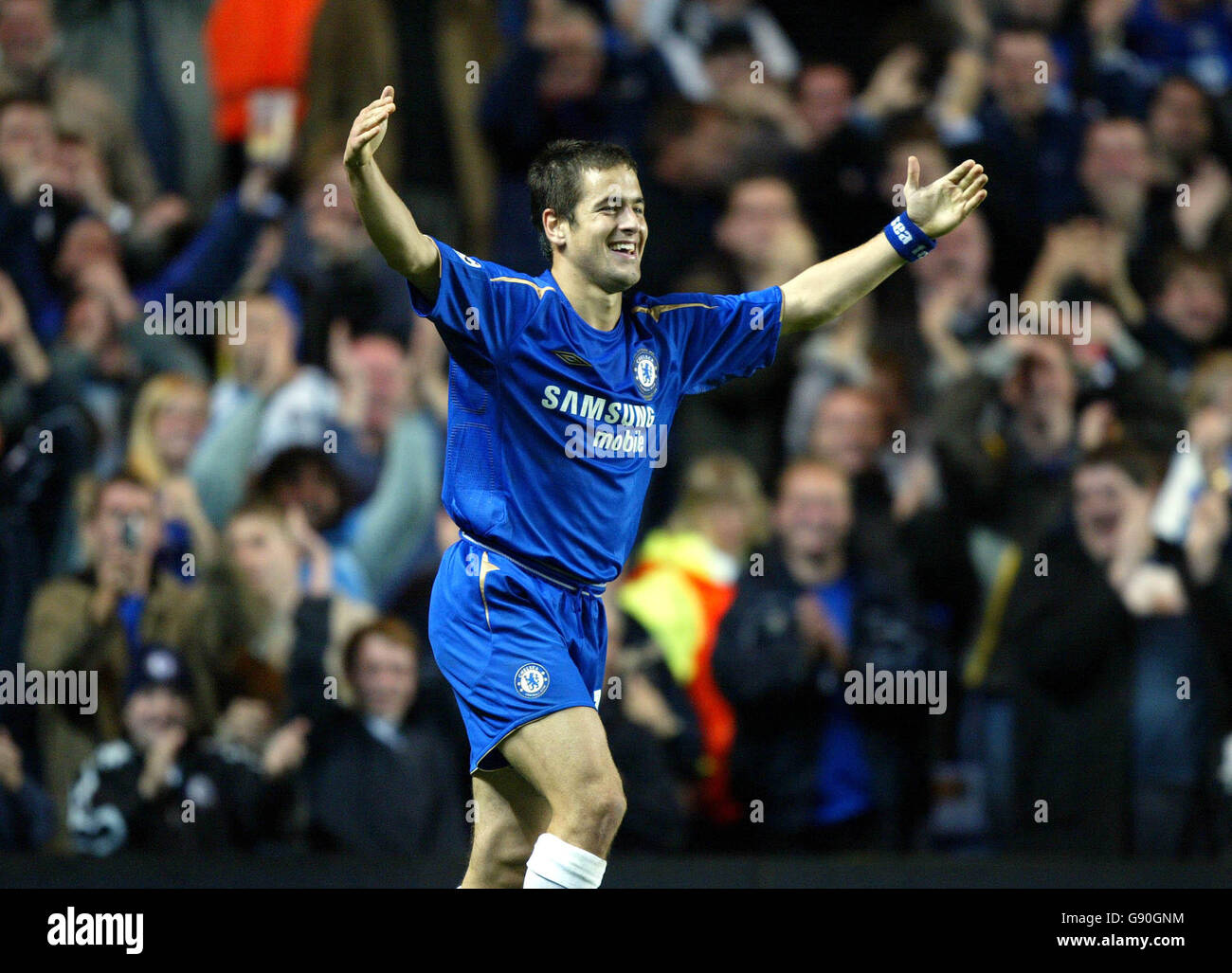 Joe cole chelsea celebrates scoring hi-res stock photography and images ...
