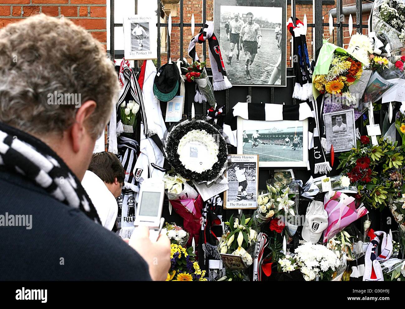 Tributes are laid for former fulham legend johnny haynes hi-res stock ...