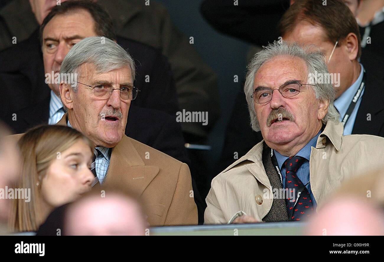 Former fulham player jimmy hill with tv presenter des lynam hi-res ...