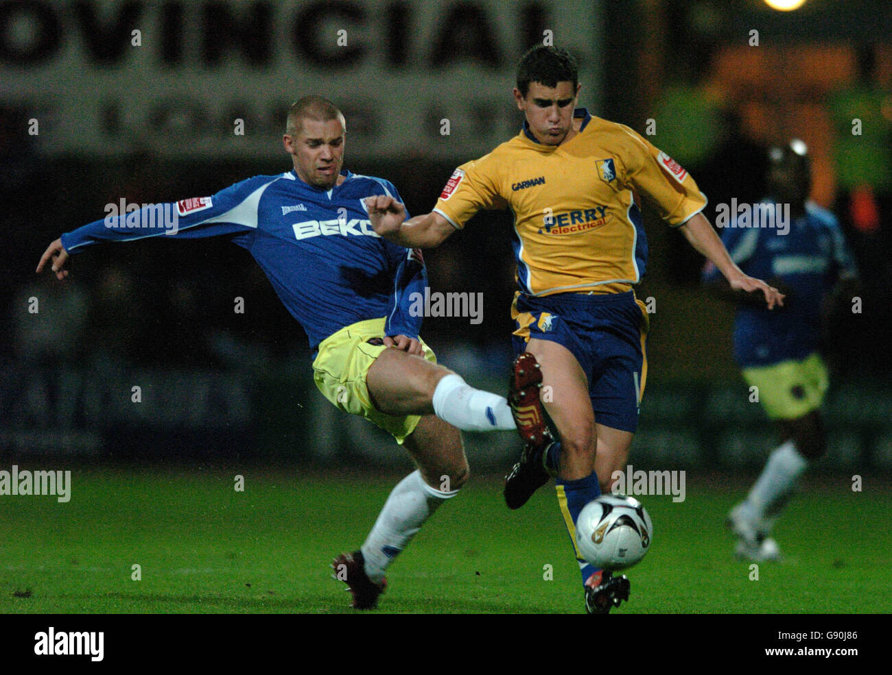 Mansfield Town's Adam Rundle and Millwall's Alan Dunne Stock Photo - Alamy