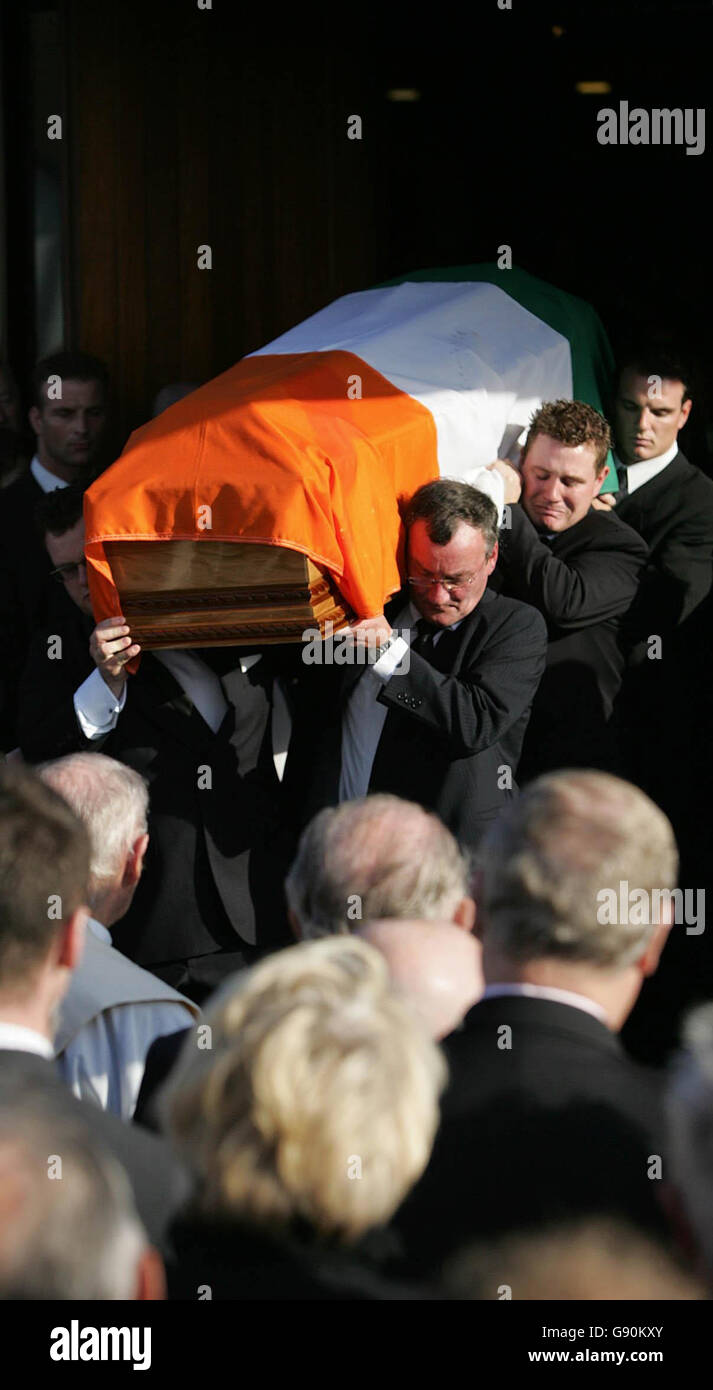 The coffin of controversial former Fianna Fail TD Liam Lawlor are ...