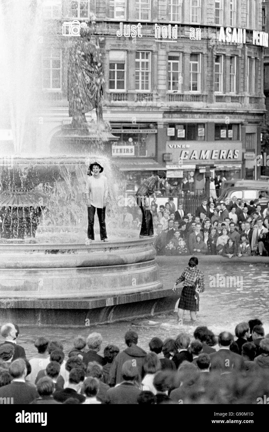 Celebrations 1966 world cup hi-res stock photography and images - Alamy