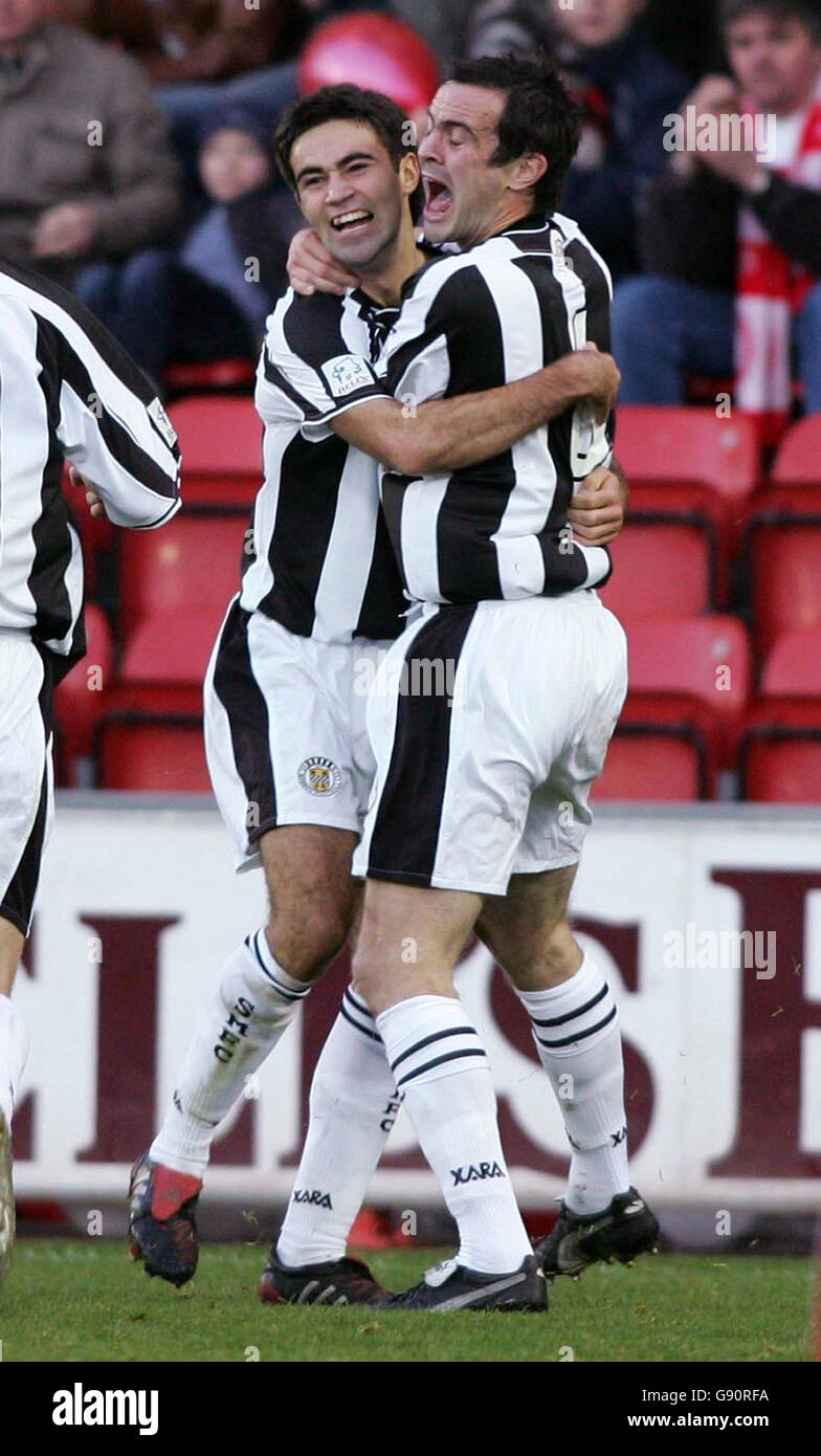 St Mirren's Simon Lappin (L) celebrates with team-mate John Potter ...