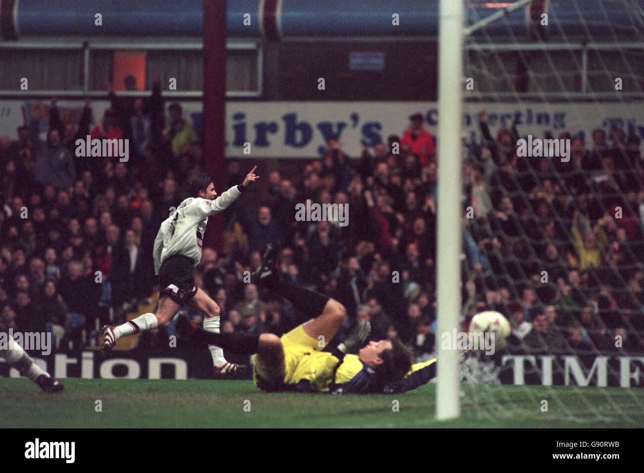 Manchester United's David Beckham turns away in triumph after scoring ...