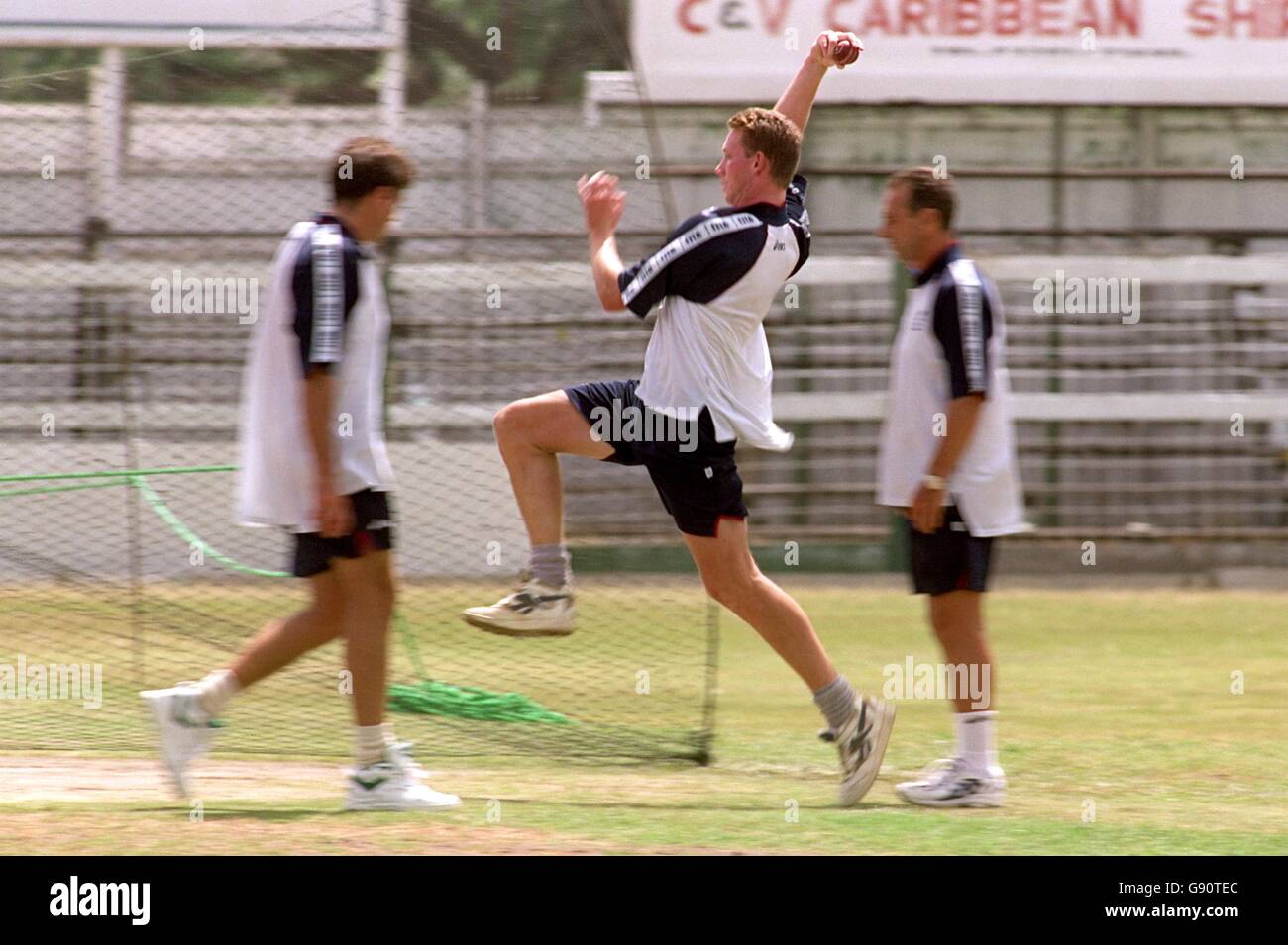 England's Ashley Cowan (centre) bowls at net practice Stock Photo - Alamy