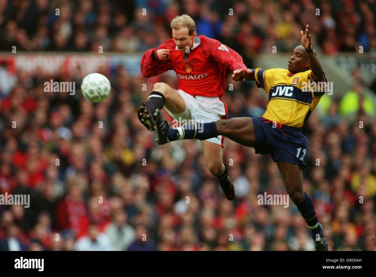 Henning Berg, Manchester United (L) stretches for the ball with ...