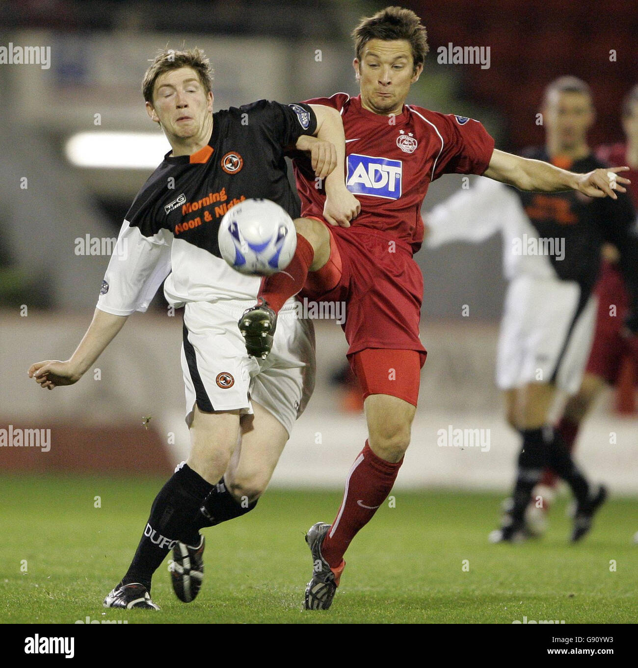Aberdeen's Barry Nicholson (R) challenges Dundee United's Mark Wilson ...