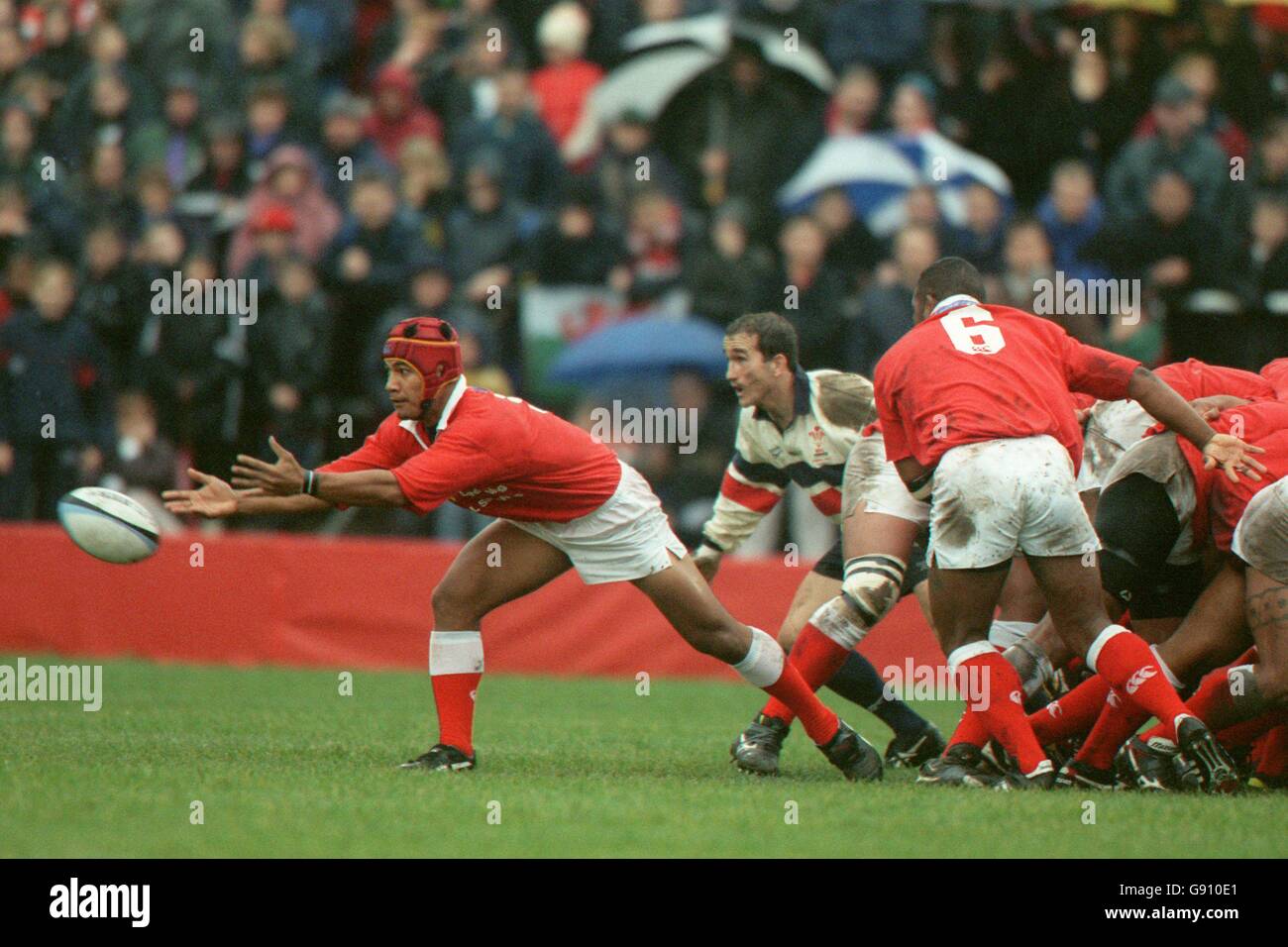 Tongas sione mone tuipulotu releases the ball from the scrum hi-res ...