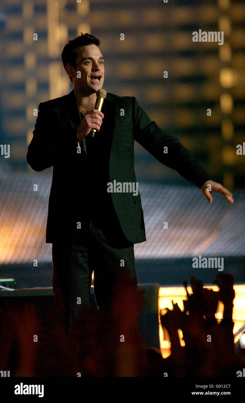 Robbie williams appears on stage mtv europe music awards hi-res stock ...
