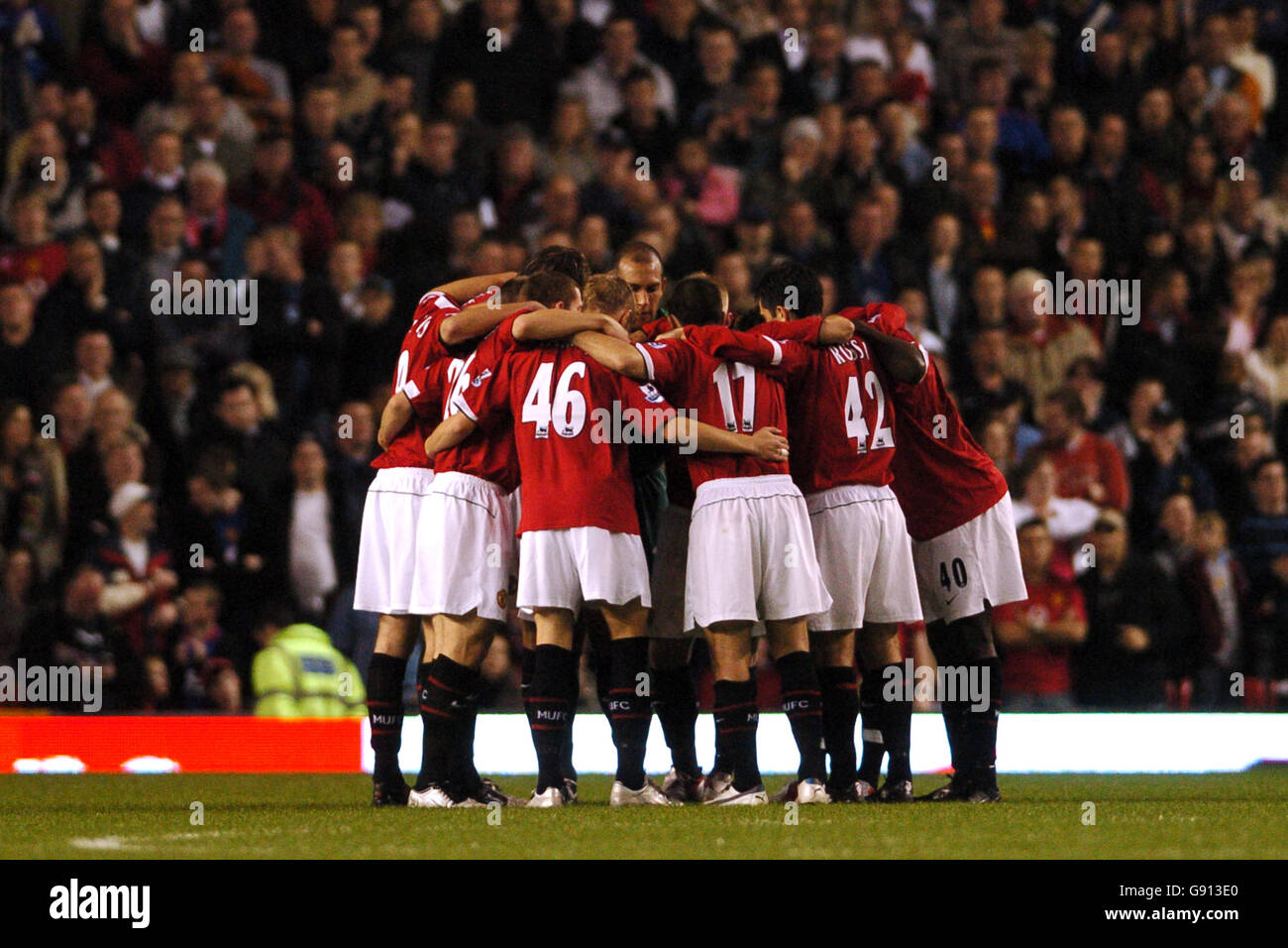 Manchester United players huddle together before kick off Stock Photo ...