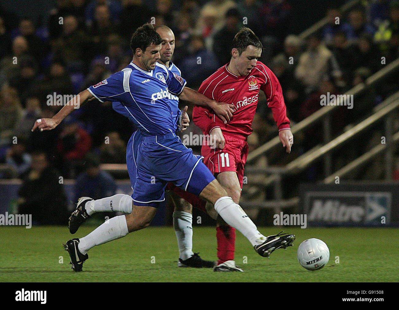 Chasetown's Duncan Horler (R) battles for the ball with Oldham's ...