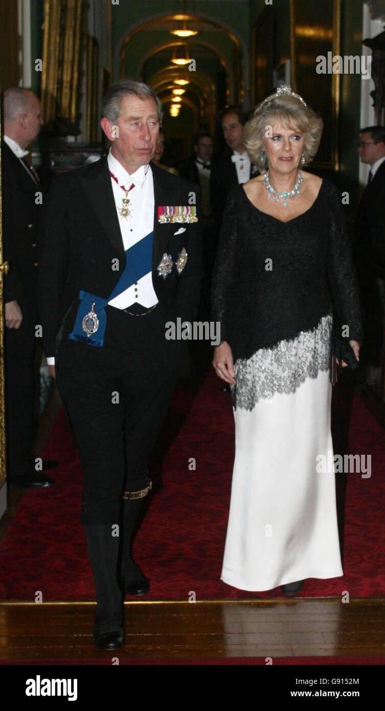 Buckingham palace press corp hi-res stock photography and images - Alamy