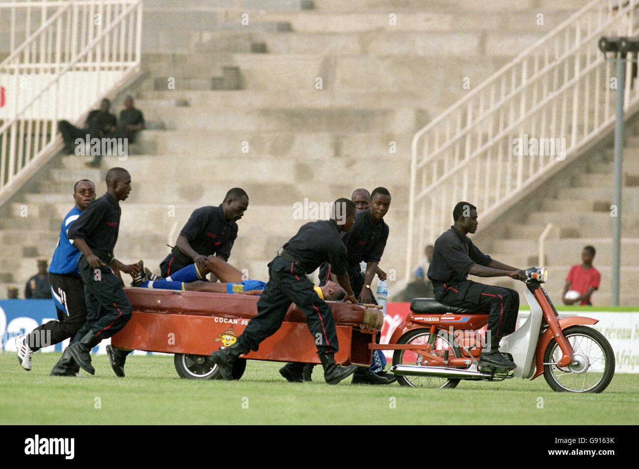 Injured player is carried off pitch hi-res stock photography and images ...