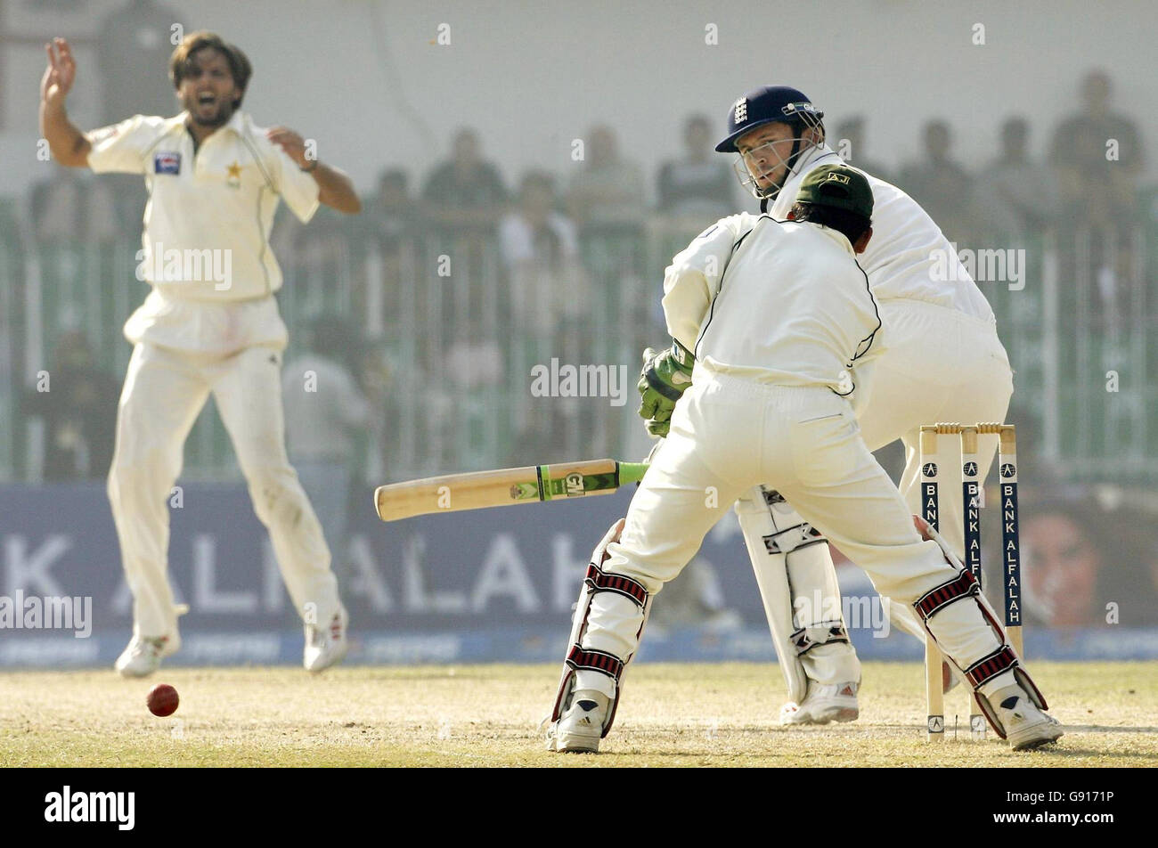 The ball hits the wicket hi-res stock photography and images - Alamy