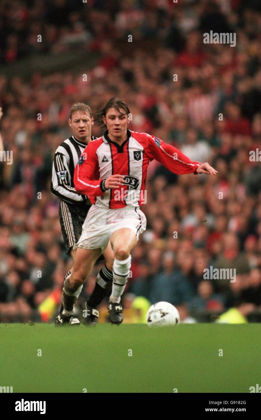 Sheffield United's Wayne Quinn (right) gets away from Newcastle United ...