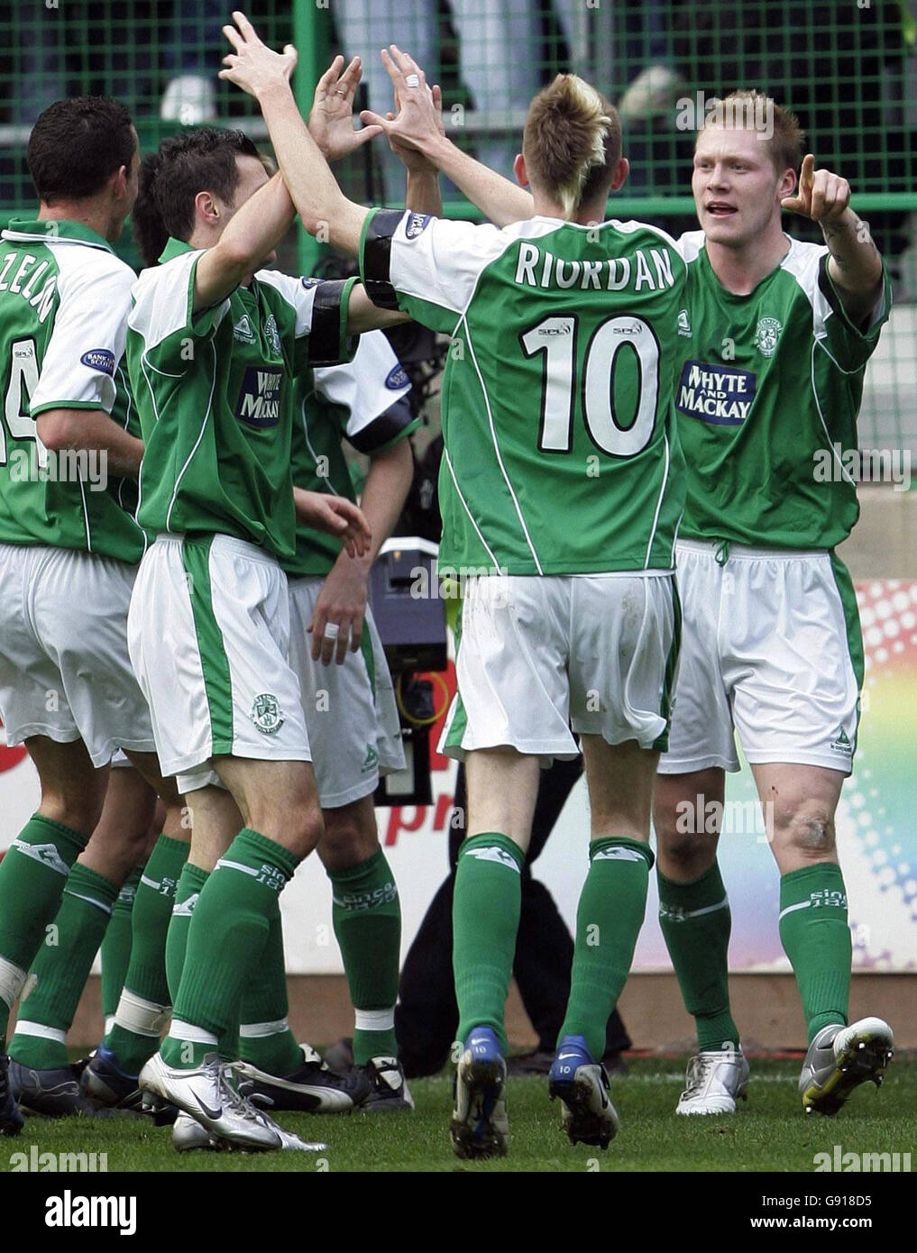 Hibernian's Garry O'Connor (R) celebrates scoring against Rangers with ...