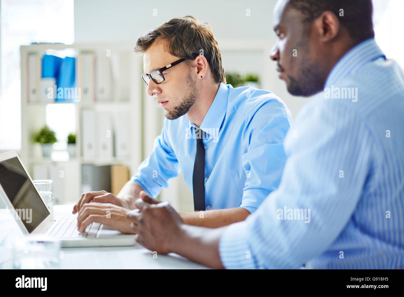 Serious teamwork hi-res stock photography and images - Alamy