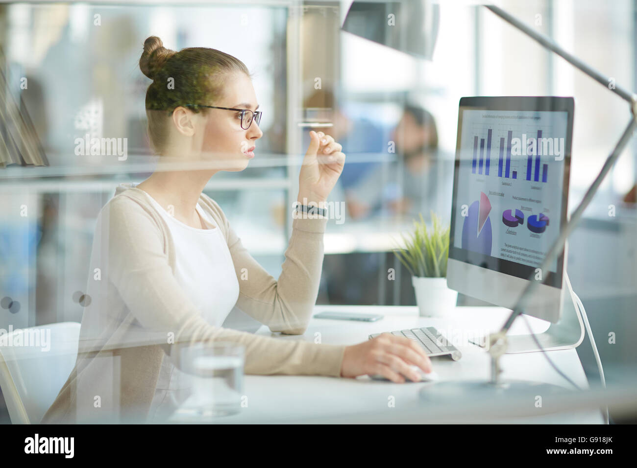 Busy data hi-res stock photography and images - Alamy