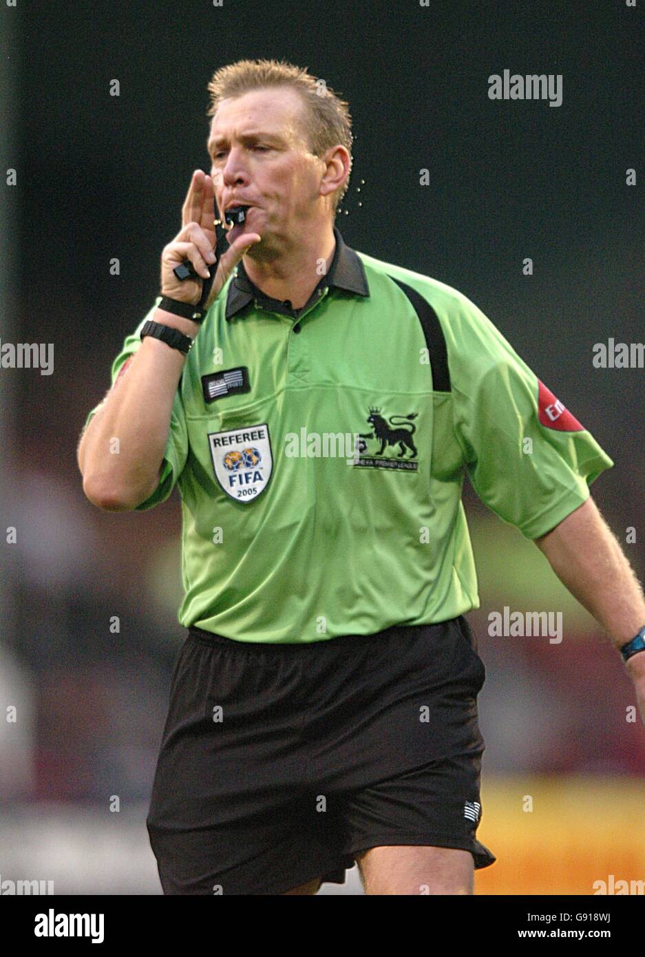 Graham poll premier league referee hi-res stock photography and images ...