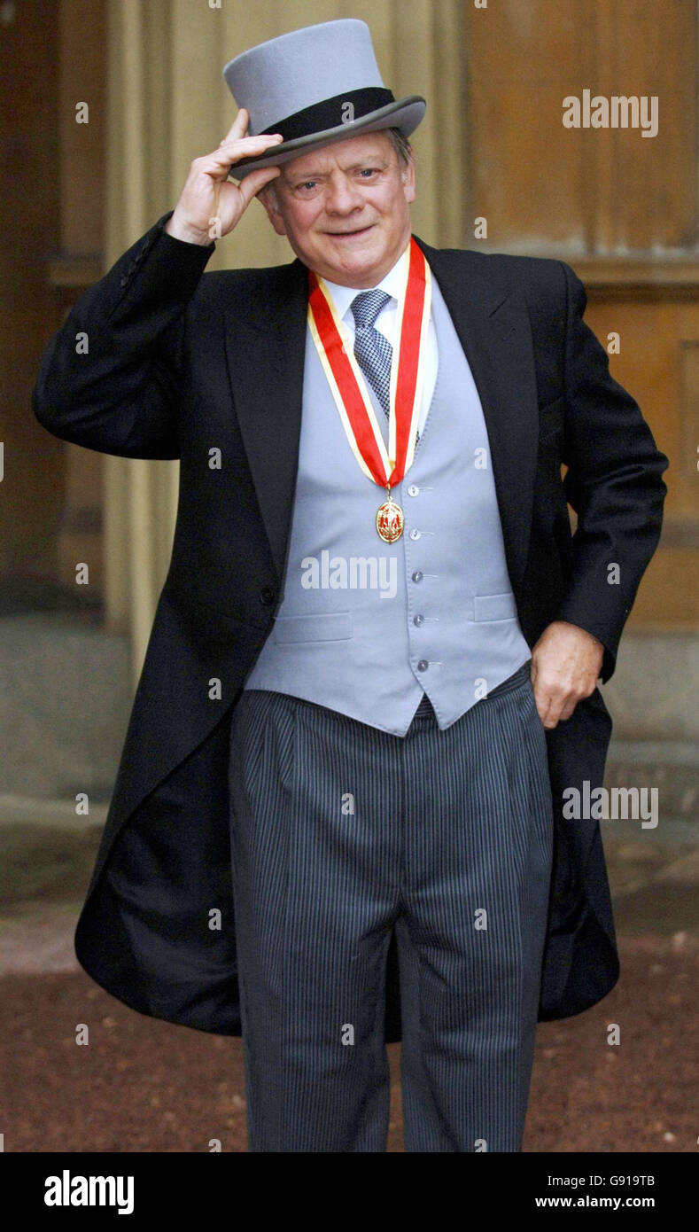 Collecting knighthood britains queen elizabeth ii investiture ceremony ...