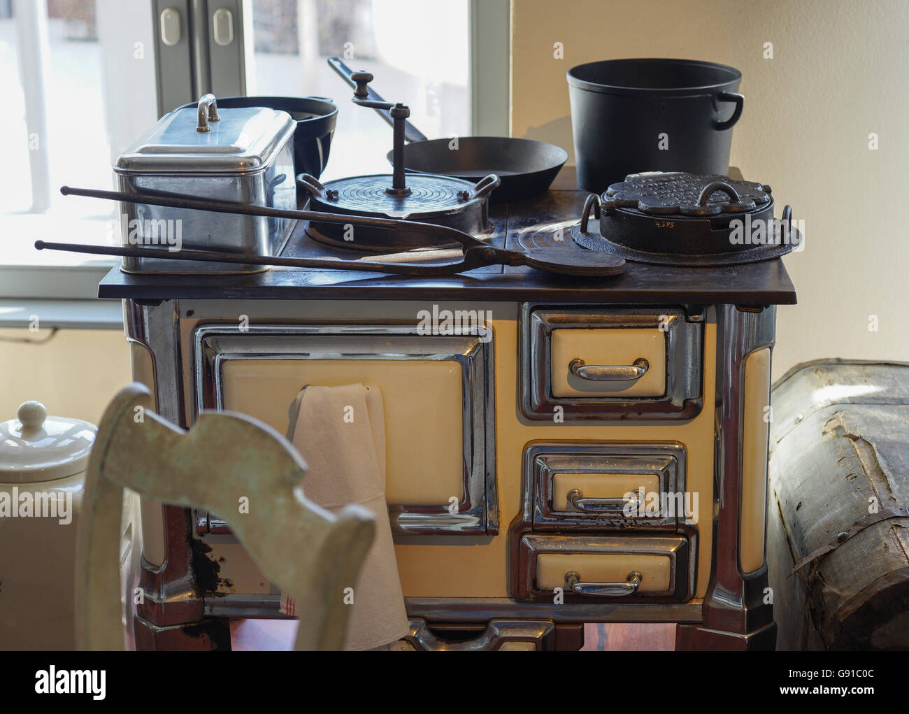 Old kitchen stove hi-res stock photography and images - Alamy