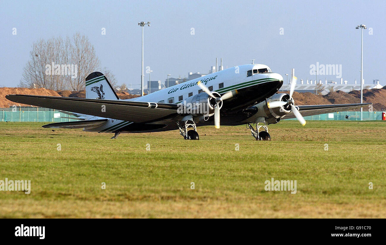 Air atlantique douglas dc3 aircraft hi-res stock photography and images ...